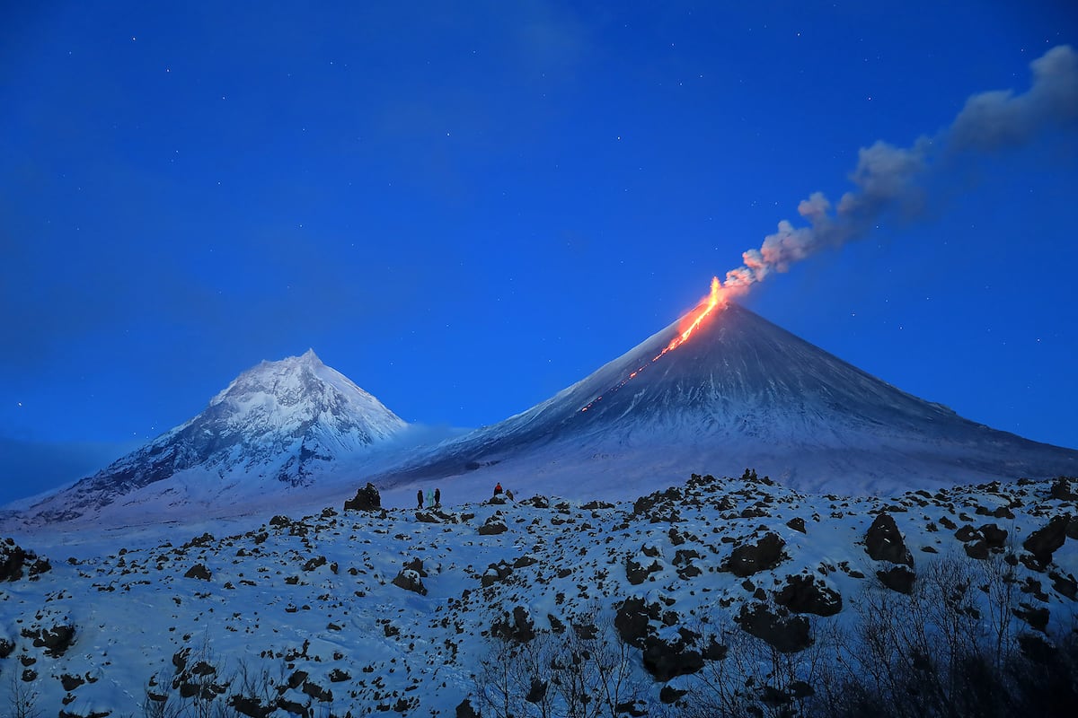 Erupción del volcán Klyuchevskaya Sopka tras el sismo más fuerte en ...