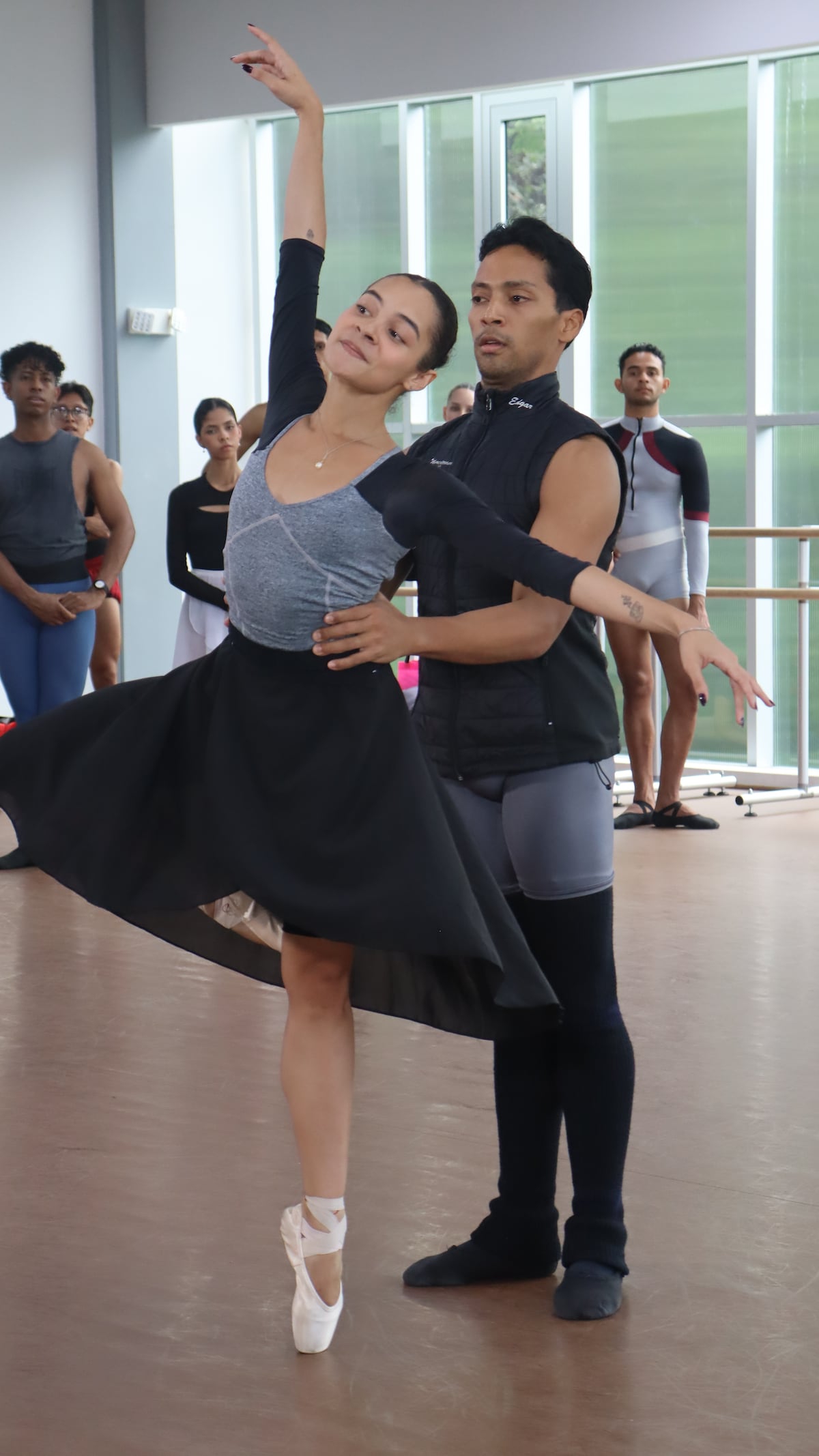 Así se prepara el Ballet Nacional para traer de vuelta El Lago de los ...