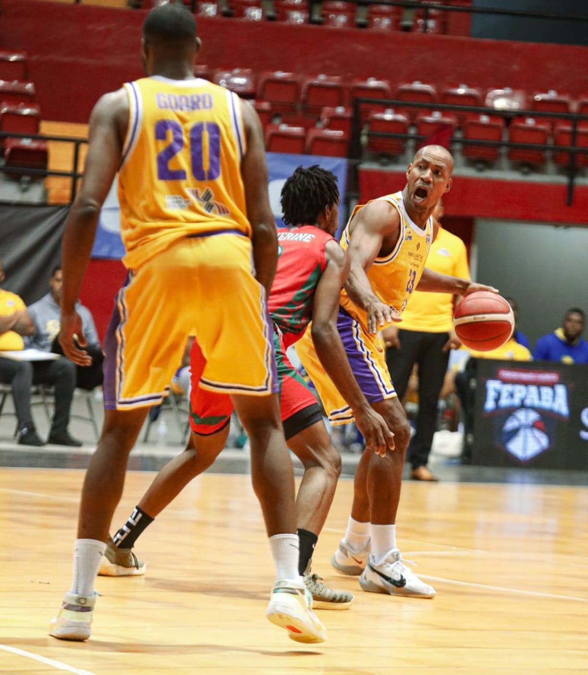 Los Correcaminos siguen mirando desde lo más alto